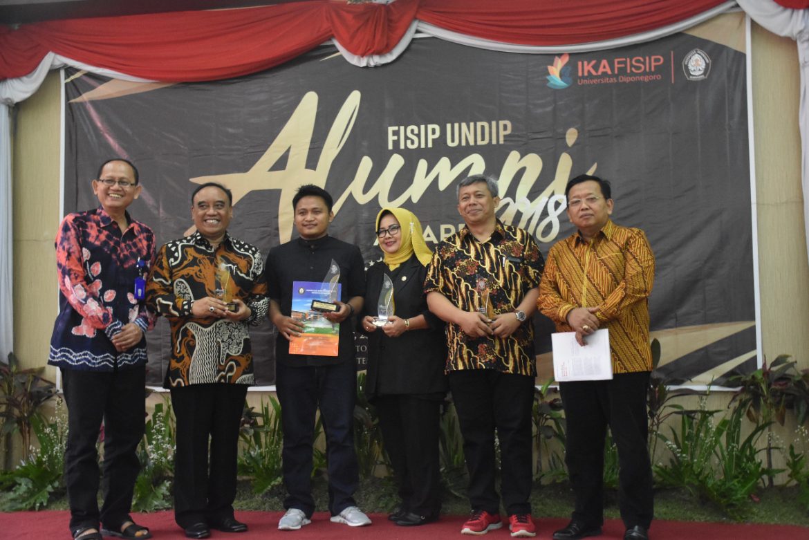 Fisip Undip Gelar Alumni Award 2018 - Faculty of Social and Political ...