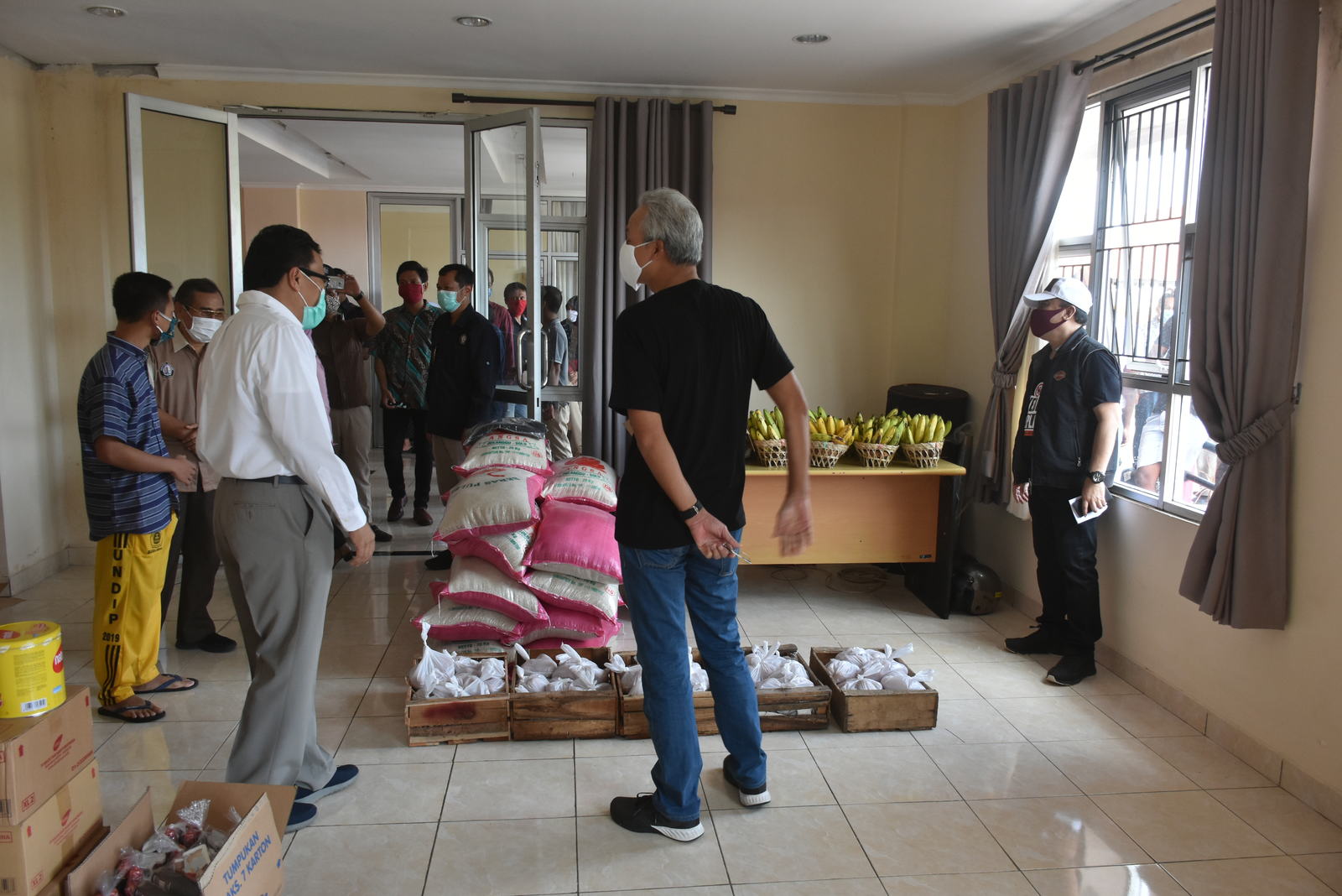 KORPRI Beri Bantuan kepada Mahasiswa Rusunawa UNDIP - Faculty of Social ...