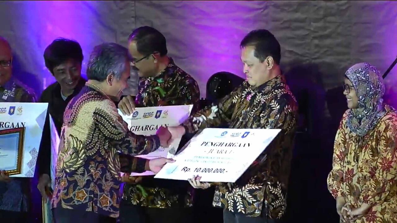 FISIP UNDIP Won 5 Awards at the 2022 Universitas Diponegoro Awarding ...