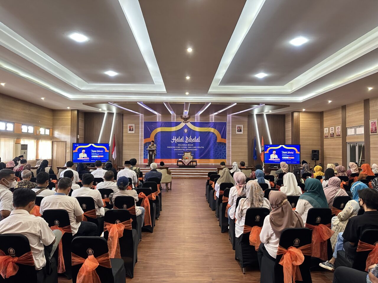 The Art of Friendship in the Halal Bihalal of the FISIP UNDIP Academic ...