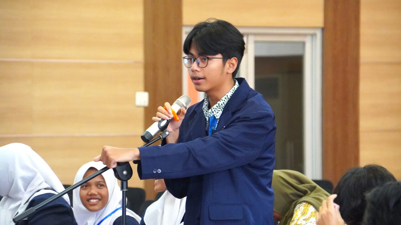 Inspirational Visit: FISIP UNDIP Introduces Excellence to High School ...